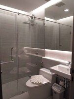 3 Bedroom with Private Pool  | Banheiro | Chuveiro, produtos de toalete grátis, secador de cabelo 