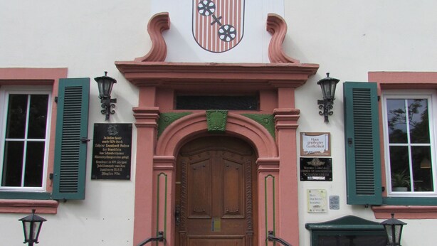 Um edifício com uma placa indicando