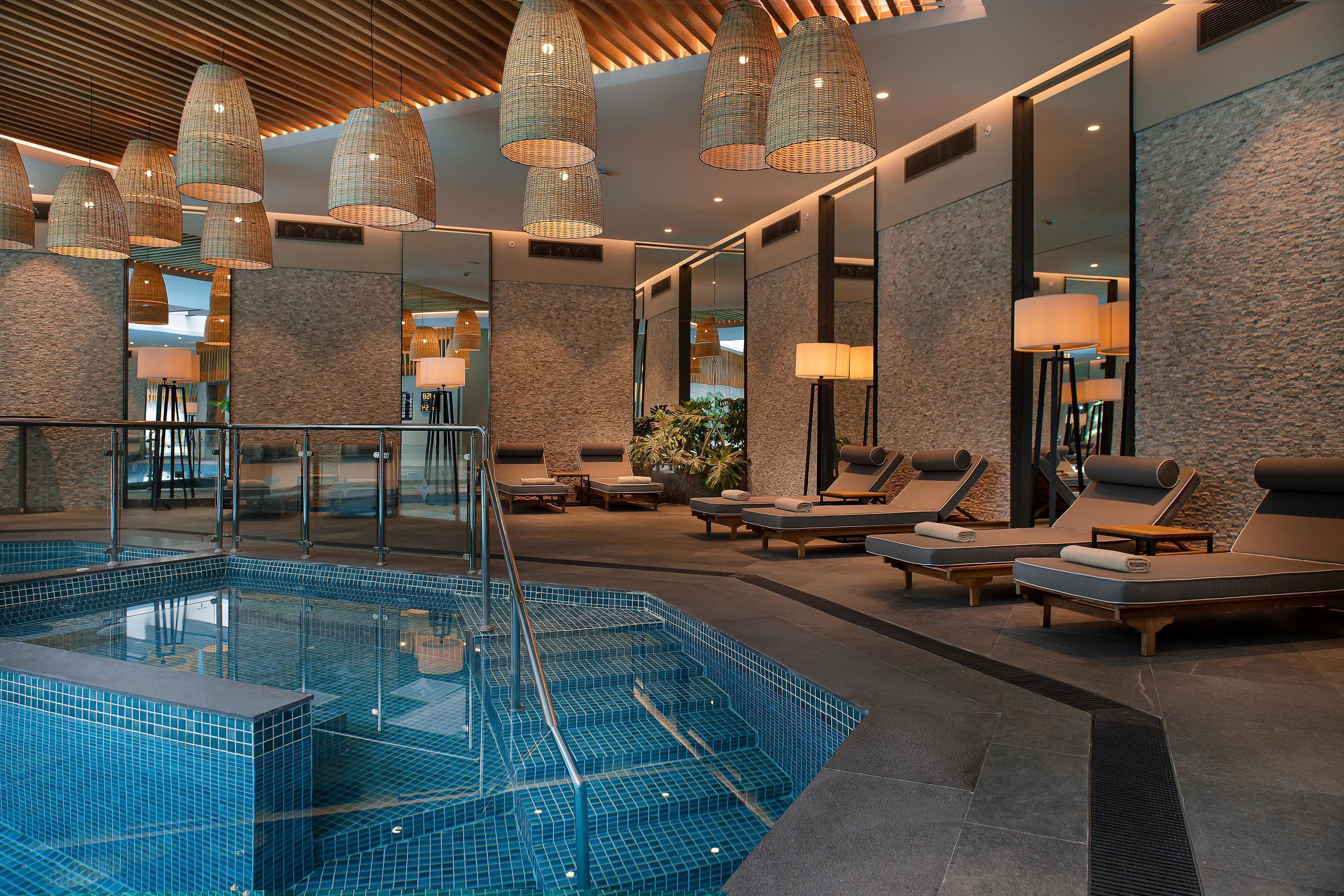 Piscina interior, piscina exterior, guarda-sóis, espreguiçadeiras 