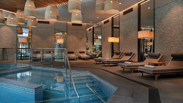 Piscina interior, piscina exterior, guarda-sóis, espreguiçadeiras