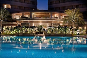 Piscina interior, piscina exterior, guarda-sóis, espreguiçadeiras