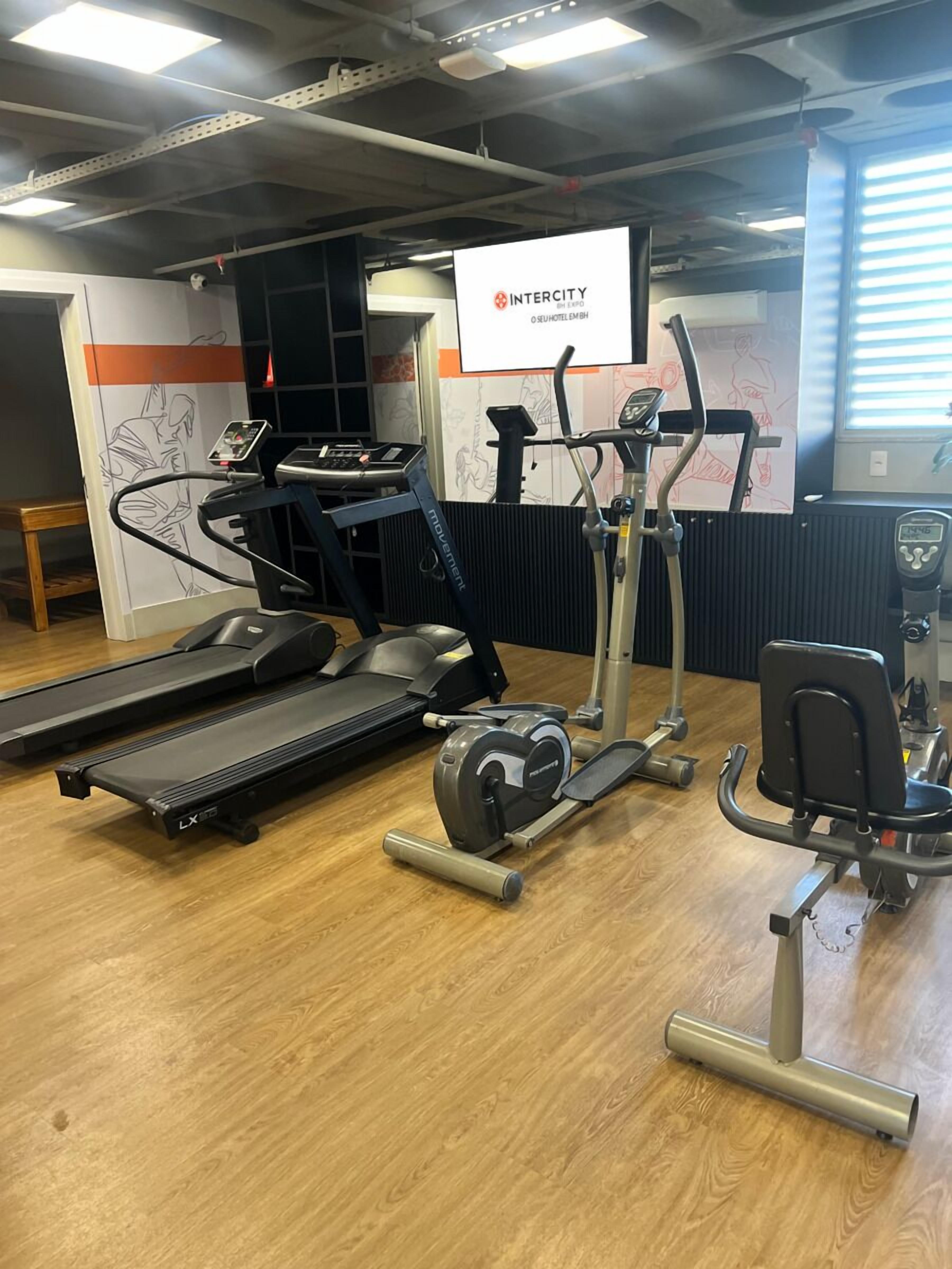 Academia com esteira ergométrica, elíptico e bicicleta ergométrica.