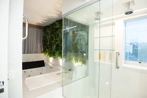 Suíte Premium Casal - 1 Cama King | Casa de banho | Um polibã, artigos de higiene pessoal grátis, um secador de cabelo 