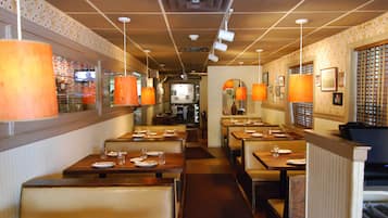 Serviço de almoço, culinária espanhola, restaurante ao ar livre