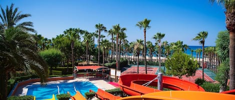 2 piscinas exteriores, guarda-sóis, espreguiçadeiras