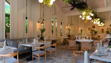 2 restaurantes: opção de café da manhã, almoço e jantar