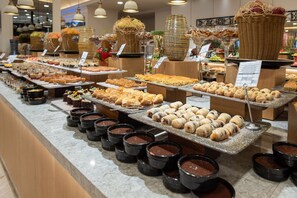 2 restaurantes: servem pequenos-almoços, almoços e jantares