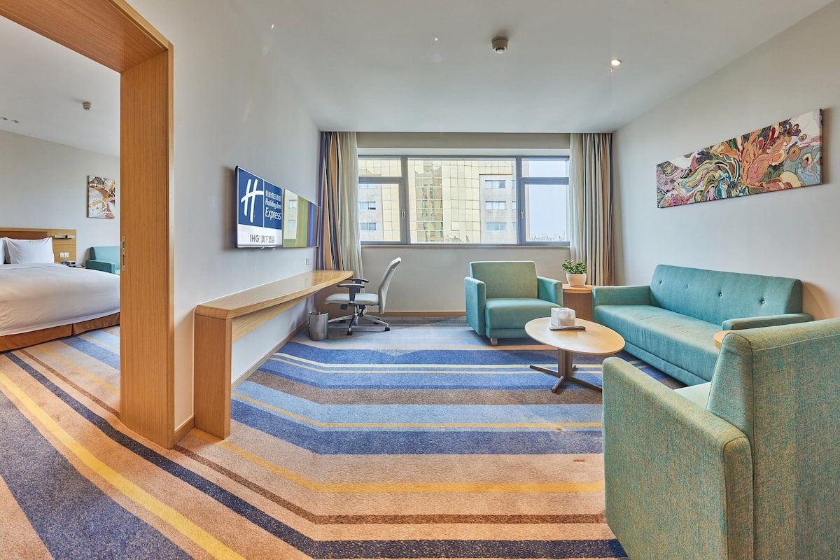 Suíte, 1 quarto | Cofres nos quartos, escrivaninha, ferros/tábuas de passar roupa