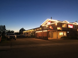 Fachada da propriedade à noite