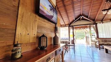 Smart TV 32 polegadas com canais digitais, TV, Netflix