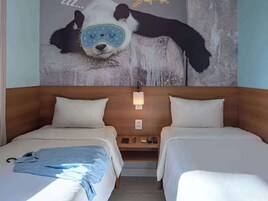 Quarto solteiro standard | Frigobar, cofres nos quartos, cortinas blackout, quartos à prova de som