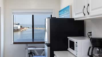 Suite, lareira | Cozinha privada | Um frigorífico, um micro-ondas, uma placa de cozinha