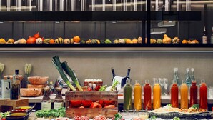 Buffet com diversos alimentos e bebidas.