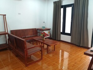 Standard Ground Fl. River & Mountain View | Casa de banho | Um polibã, artigos de higiene pessoal grátis, chinelos 