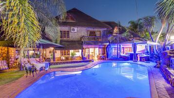 Piscina exterior, espreguiçadeiras