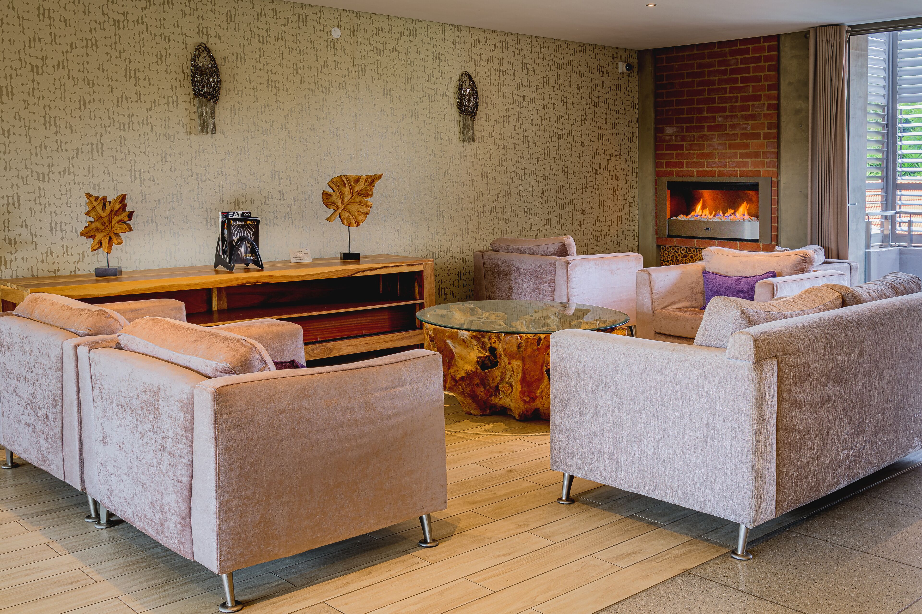 Uma sala de estar moderna com lareira, sofás confortáveis e uma mesa de centro.