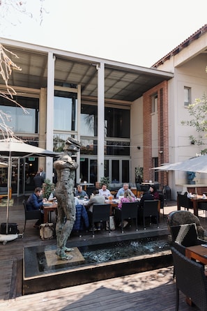 2 restaurantes: servem pequenos-almoços, almoços e jantares