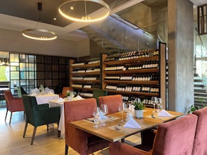 2 restaurantes: opção de café da manhã, almoço e jantar
