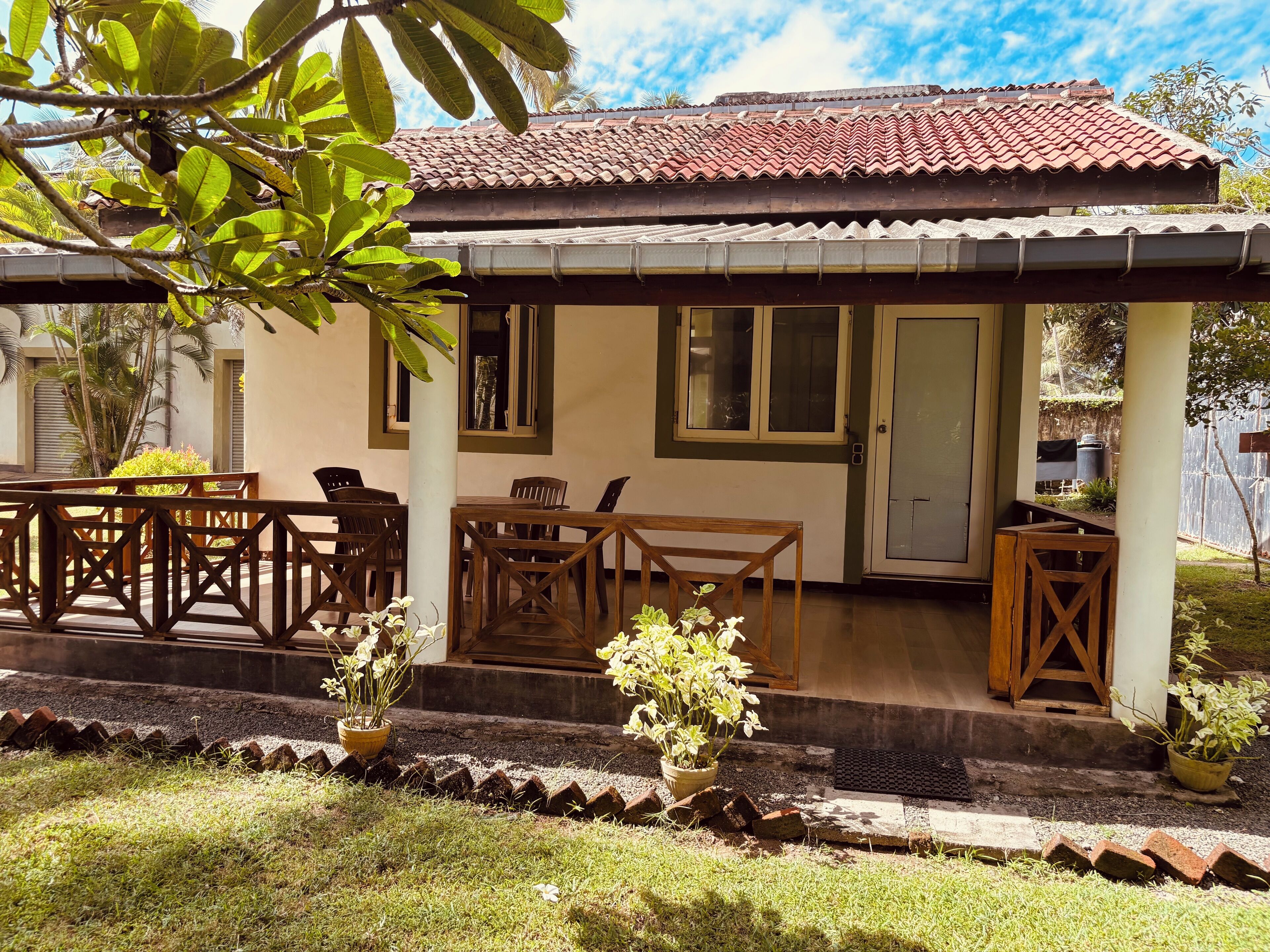 Bangalô standard, 1 cama Queen, terraço | Cortinas blackout, berços (sobretaxa), Wi-Fi de cortesia, roupa de cama