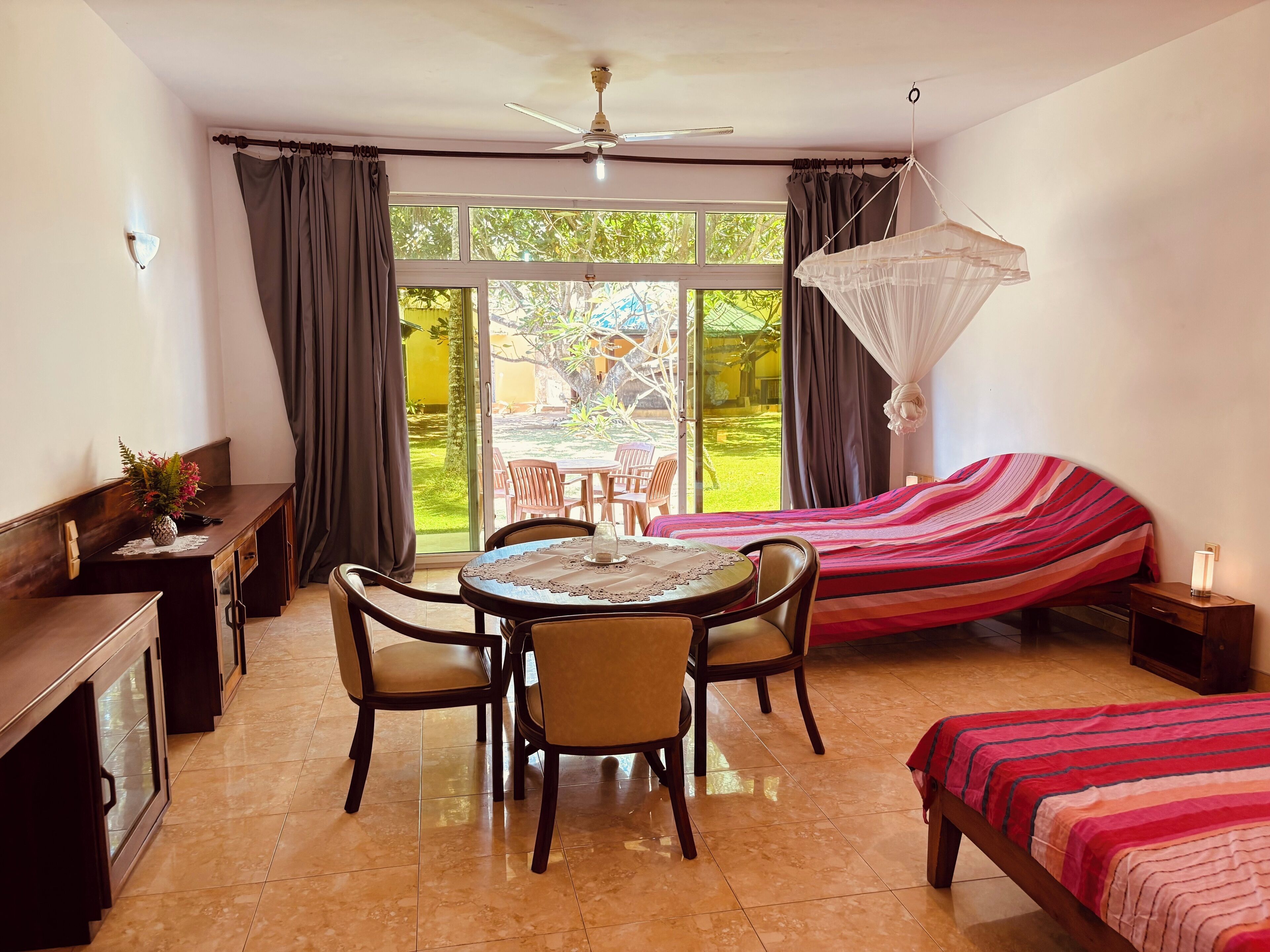 Cortinas blackout, berços (sobretaxa), Wi-Fi de cortesia, roupa de cama