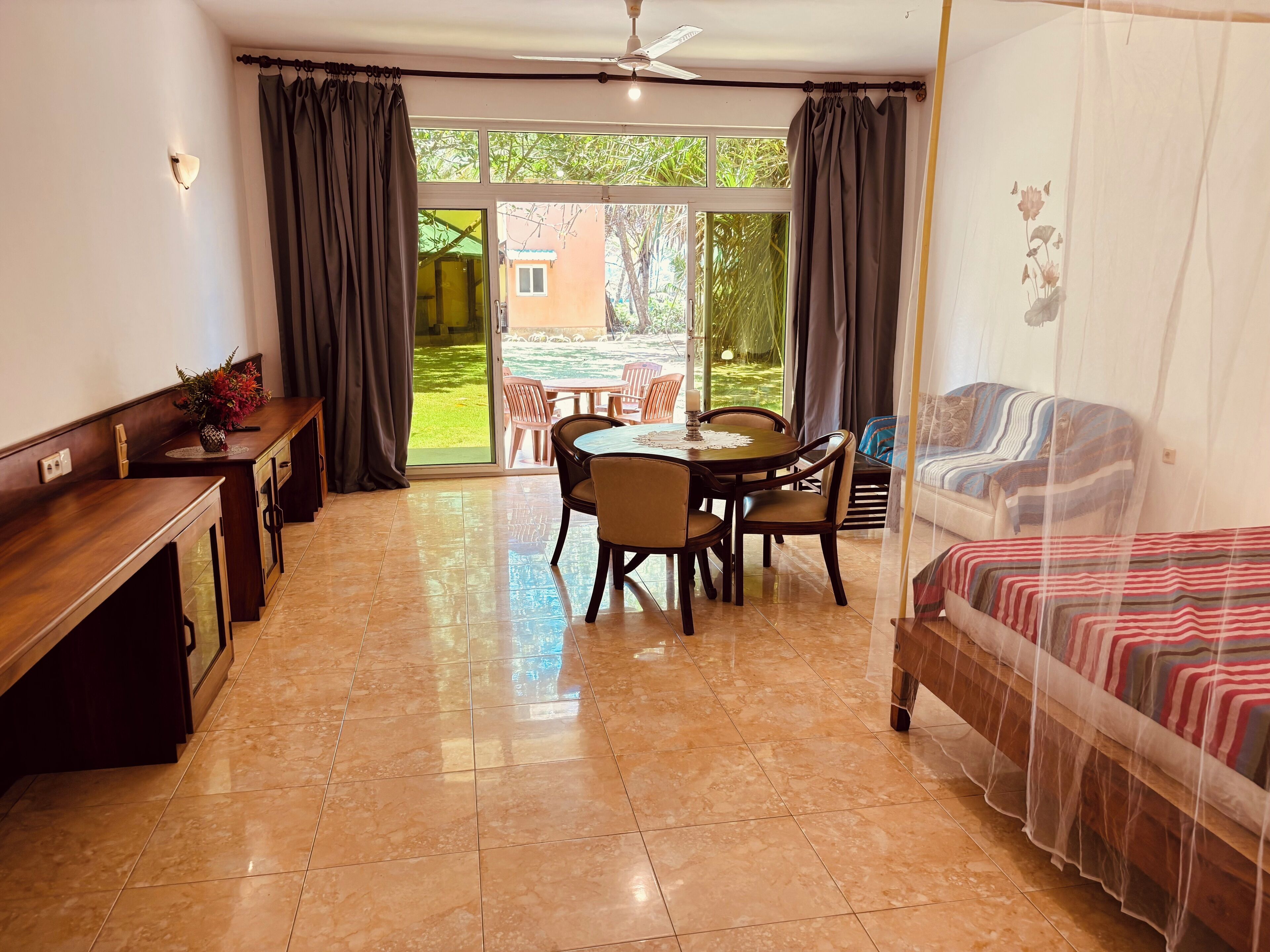 Quarto casal luxo, terraço | Cortinas blackout, berços (sobretaxa), Wi-Fi de cortesia, roupa de cama