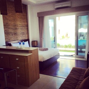 Estúdio superior, cozinha | Frigobar, cofres nos quartos, escrivaninha, cortinas blackout