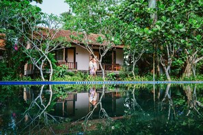 Piscina externa, barracas de cortesia, guarda-sóis