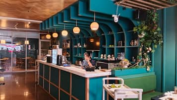 Café da manhã, almoço e jantar; culinária internacional