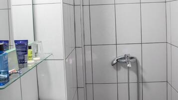 Quarto Duplo ou Twin, casa de banho privativa | Casa de banho | Artigos de higiene pessoal grátis