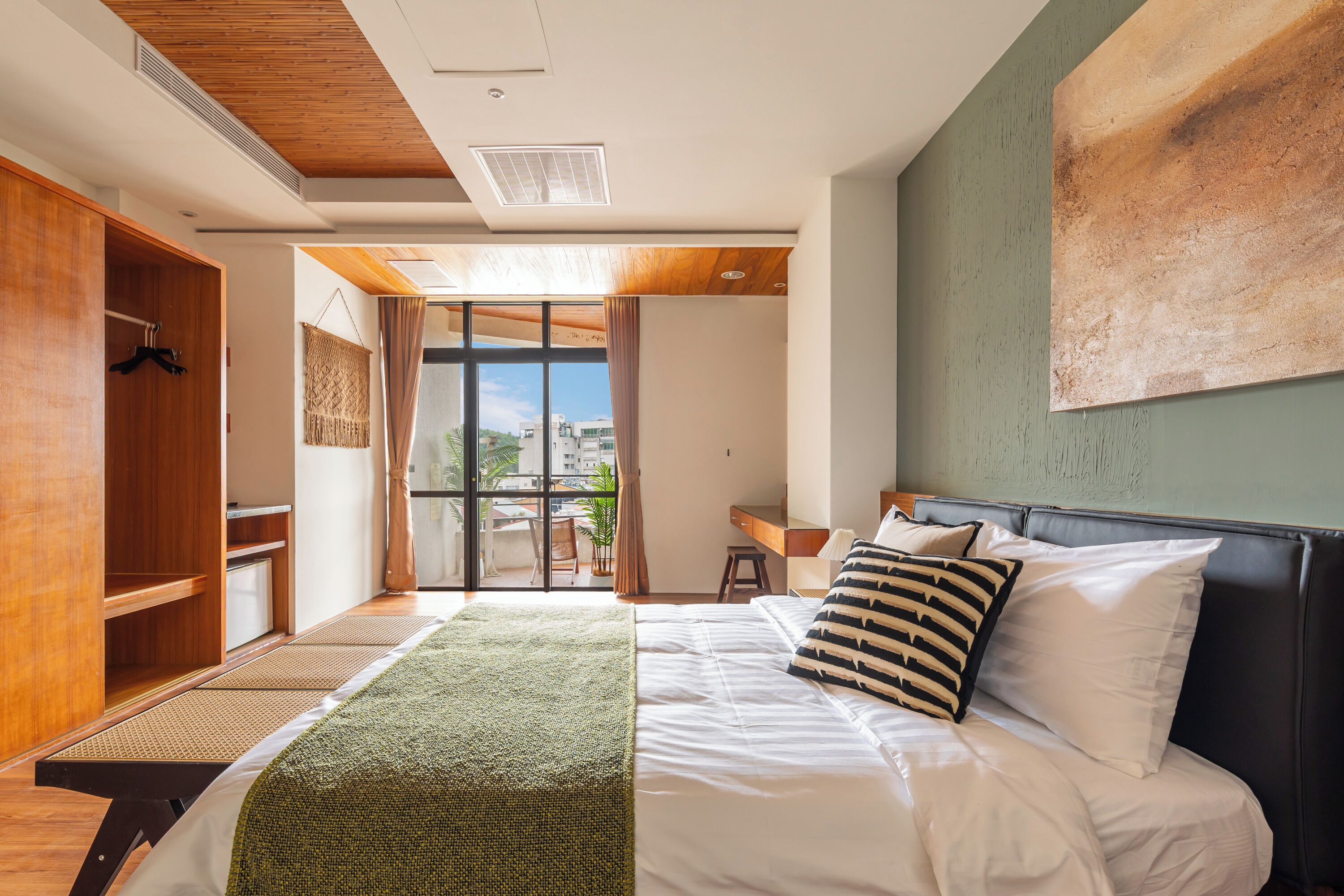 Quarto Duplo Deluxe, varanda | Cortinas/cortinados opacos, Wi-fi grátis, roupa de cama fornecida 