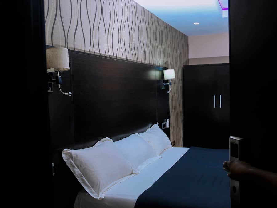 Roupas de cama premium, escrivaninha, Wi-Fi de cortesia, roupa de cama