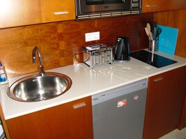 Apartamento, 1 quarto | Cozinha americana privada | Geladeira grande, micro-ondas, cooktop, cafeteira/chaleira