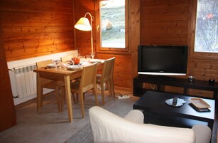 Apartamento, 2 quartos | Sala | TV de ecrã plano 