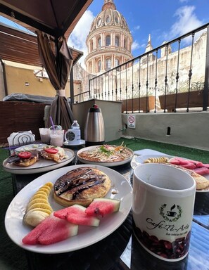 Café da manhã feito na hora todos os dias mediante uma taxa