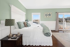 Suíte superior, 1 cama King e sofá-cama, banheira de imersão, vista para a baía | Roupas de cama de algodão egípcio, roupas de cama premium