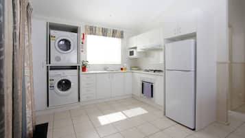 Cabana de Madeira Deluxe, 3 quartos (Sleeps 6) | Cozinha privada | Um frigorífico/congelador grande, um micro-ondas, uma placa de cozinha