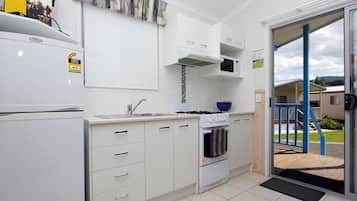 Cabine, 1 quarto, casa de banho anexa (Sleeps 4) | Cozinha privada | Um frigorífico/congelador grande, um micro-ondas, uma placa de cozinha