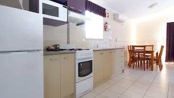 Cabana de Madeira Deluxe, 2 quartos (Sleeps 6) | Cozinha privada | Um frigorífico/congelador grande, um micro-ondas, uma placa de cozinha