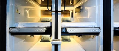 Quarto Premier, apenas para homens, não fumadores | Cofre no quarto, Wi-fi grátis, roupa de cama fornecida