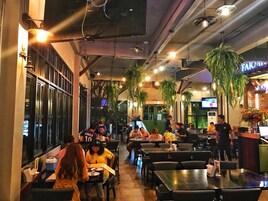 Almoços e jantares servidos, incluindo cozinha internacional 