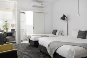 Quarto triplo standard | Roupas de cama premium, escrivaninha, cortinas blackout