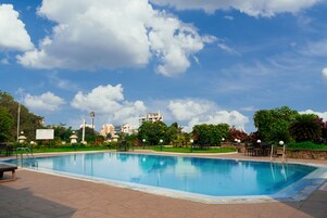 Piscina externa, funciona das 6h às 19h, espreguiçadeiras