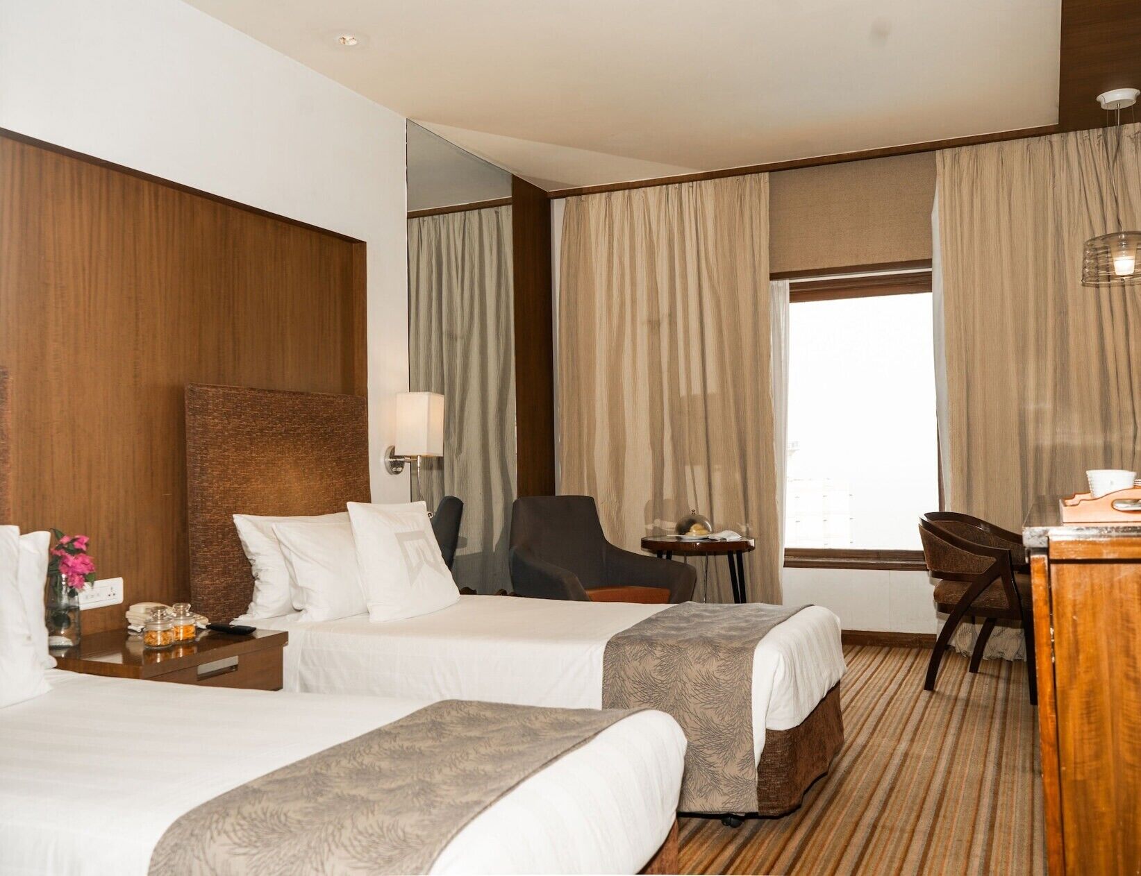 Minibar, cofre no quarto, com decoração personalizada 