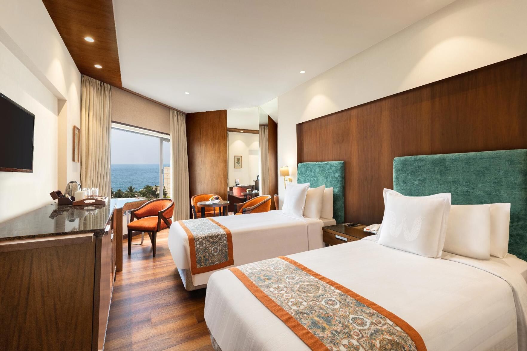 Minibar, cofre no quarto, com decoração personalizada 