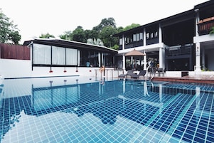 Piscina externa, espreguiçadeiras
