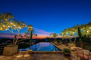 Piscina exterior, espreguiçadeiras 