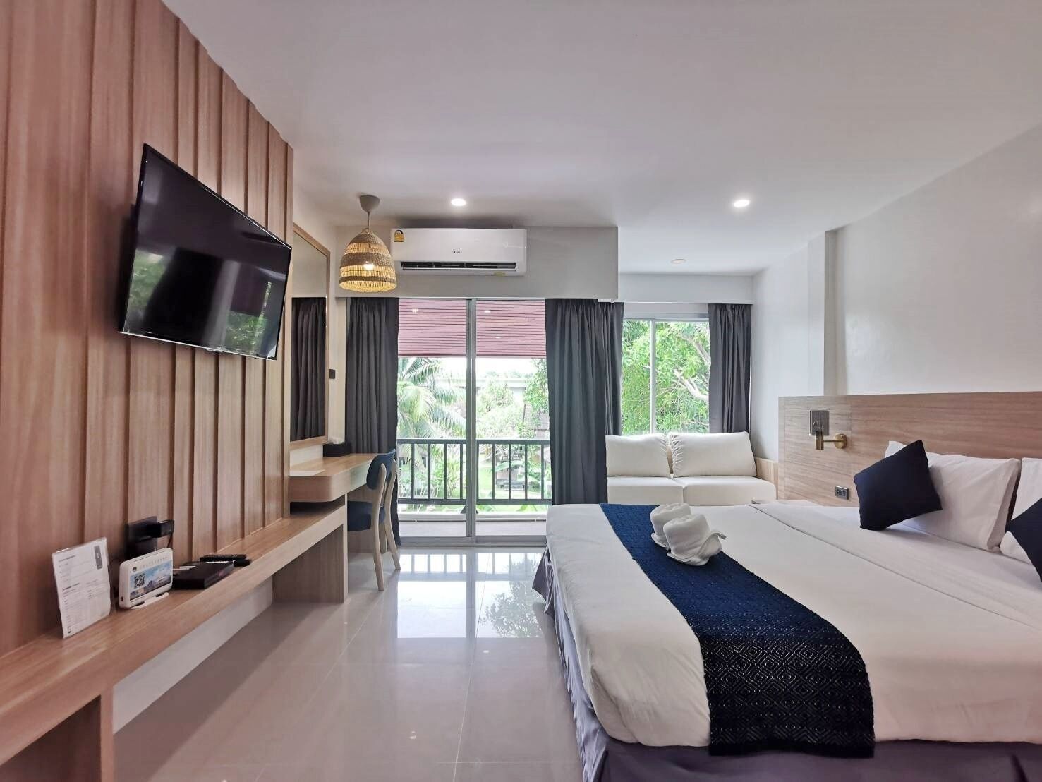 Cofres nos quartos, escrivaninha, espaço de trabalho para notebook