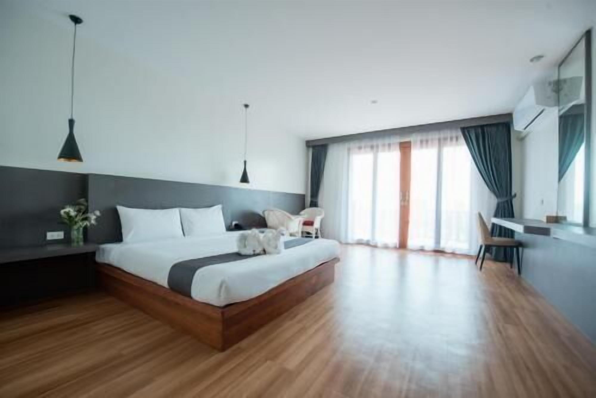 Cofres nos quartos, escrivaninha, espaço de trabalho para notebook