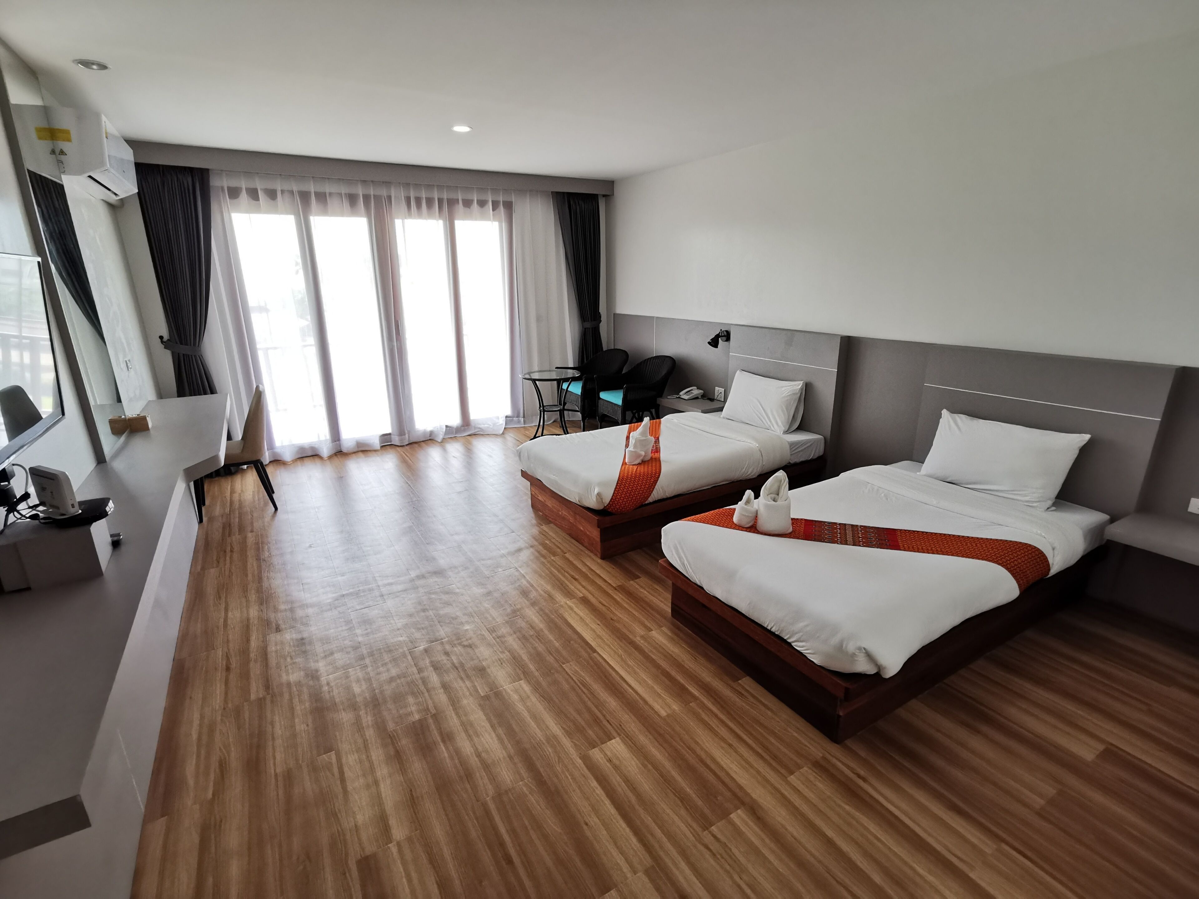 Cofres nos quartos, escrivaninha, espaço de trabalho para notebook