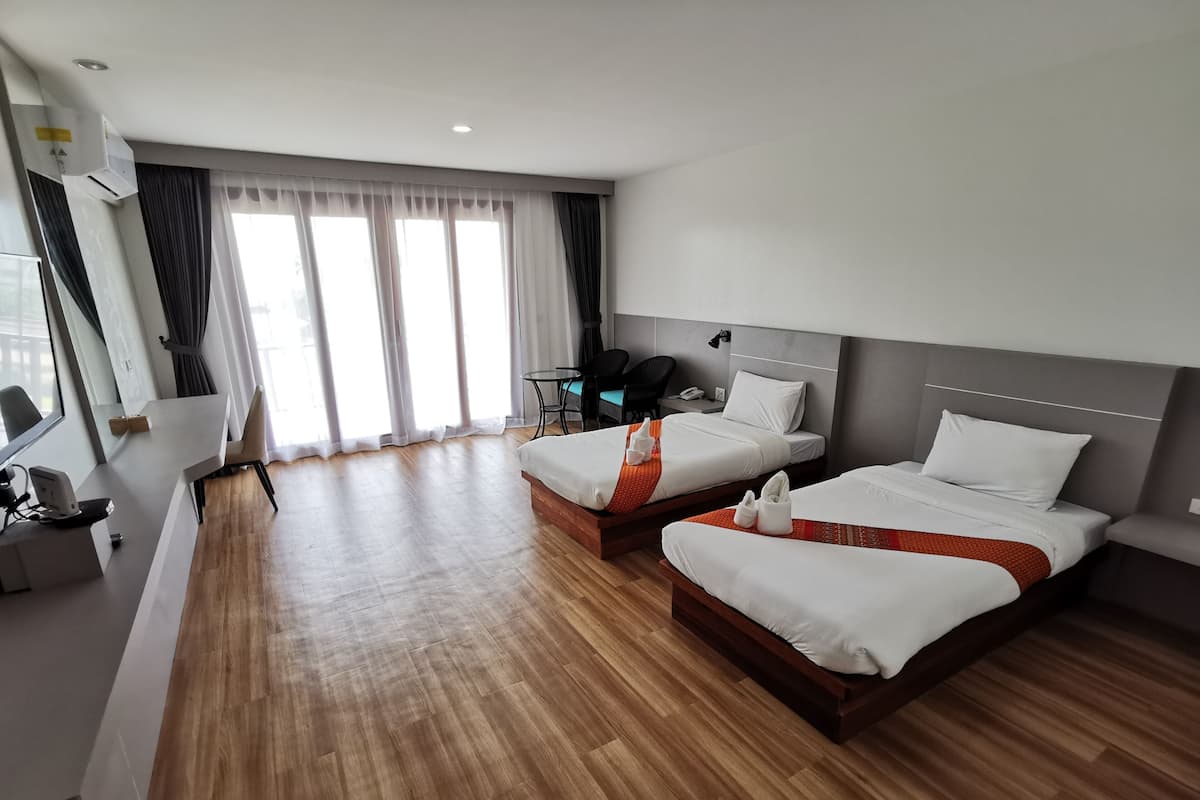 Cofres nos quartos, escrivaninha, espaço de trabalho para notebook